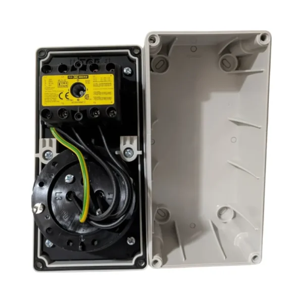 Niglon 16108 16A 415V 4 Pin Interlocking Switched Socket